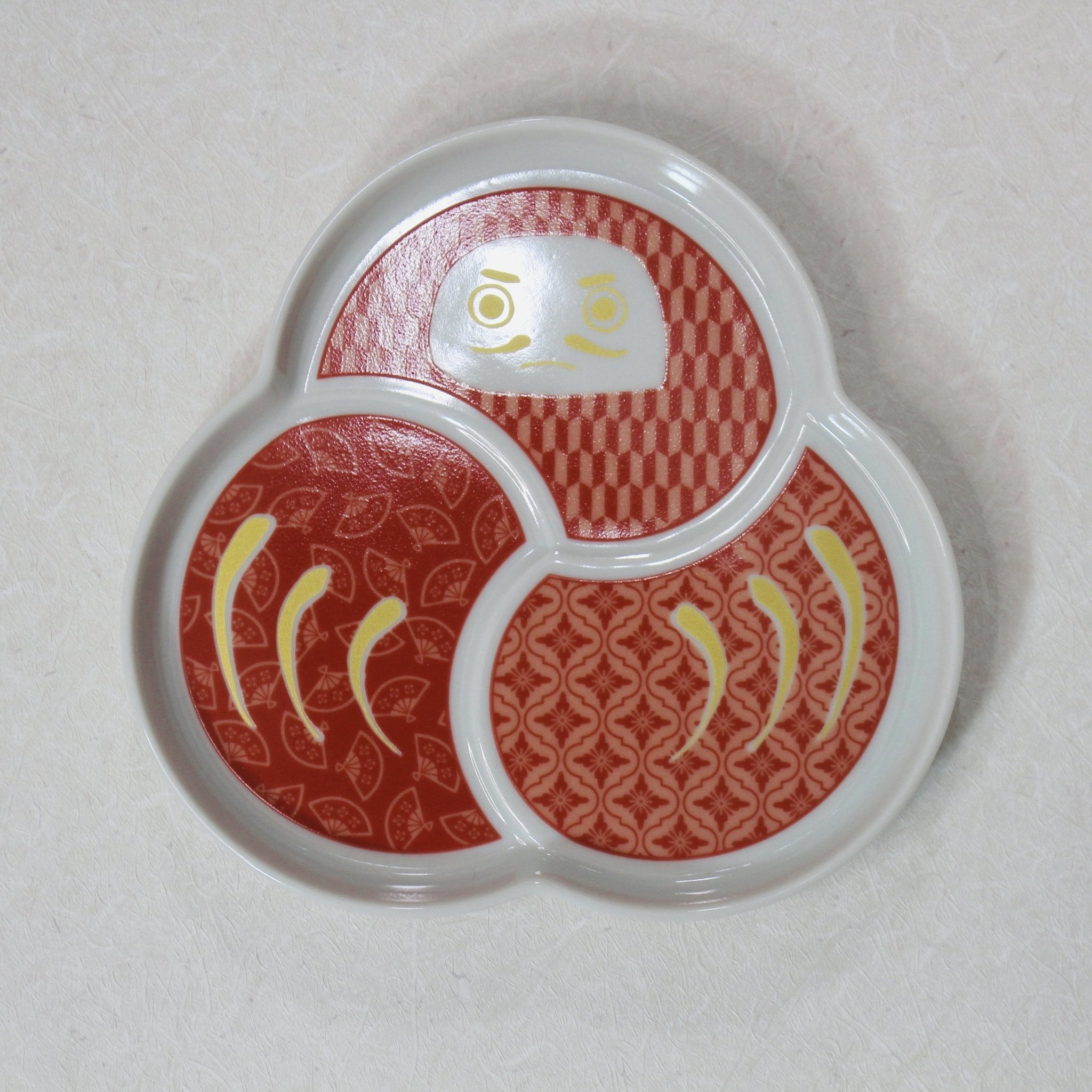 HAREKUTANI Daruma 3 Sections Serving Plate Red | Japanese Kutani Store ...